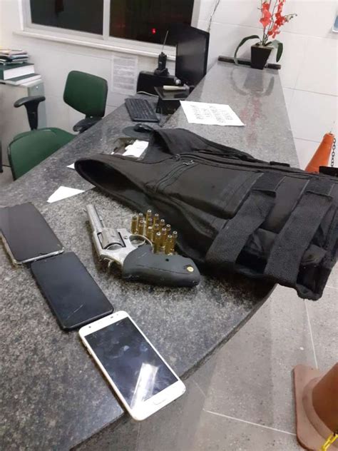PMCE prende homem revólver roubado de empresa e colete balístico