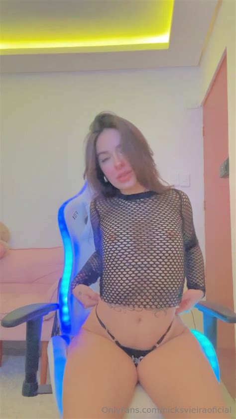 Nicks Vieira Se Exibindo Sem Roupa Expondo Suas Bucetinha E Se Tocando