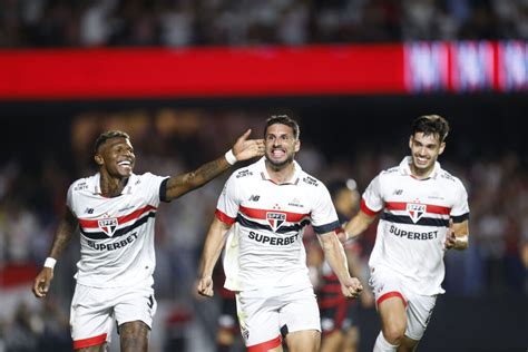 São Paulo tira onda após gol de cabeça de Calleri contra o Flamengo