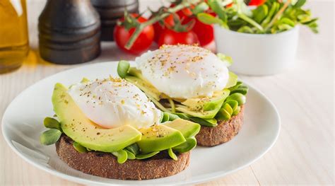 Recetas Tosta integral con aguacate y huevo poché APTC El Corte Inglés