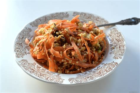 Sałatka z kaszy jaglanej z marchewką i daktylami VeganbandaVeganbanda