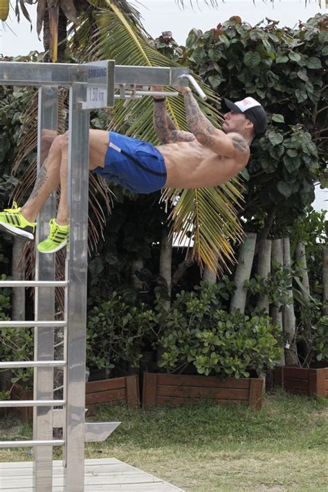 EGO Lucas Lucco mostra gominhos no abdômen durante exercícios no Rio
