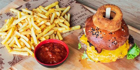 Chefs burger s hovězím a hranolky pro 1 i 2 osoby Slevomat cz