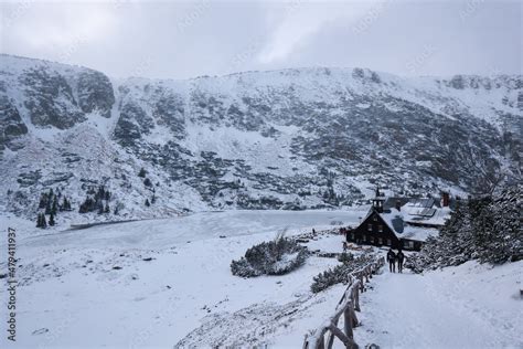 Karkonosze schronisko Samotnia i Mały Staw zimową porą Stock Photo