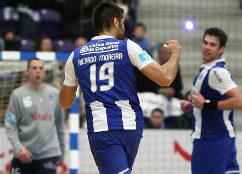 Dragão que é Dragão lança labaredas Andebol FC Porto 43 Sp Horta 31