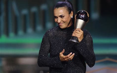Marta fica emocionada e volta atrás de aposentadoria na Seleção Brasileira