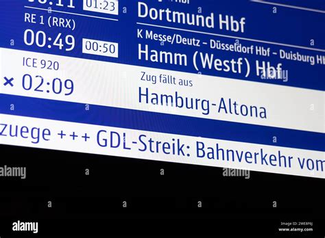 Zug fällt aus Informationstafeln im Kölner Hauptbahnhof weisen
