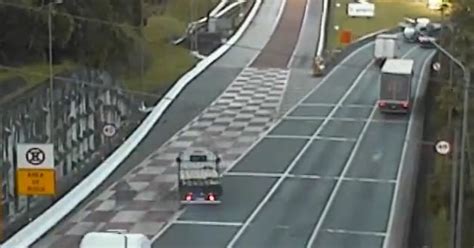 VÍDEO Caminhão tem falha nos freios e motorista utiliza área de