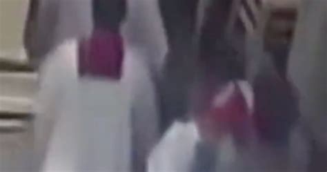 Influenciado Pelo Maligno Homem Invade Igreja E Esfaqueia Coroinha