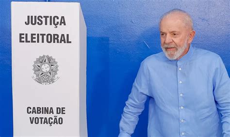 Lula vota em São Bernardo do Campo e diz que é hora de corrigir erros