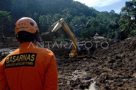 PENCARIAN KORBAN BENCANA TANAH LONGSOR GOWA ANTARA Foto