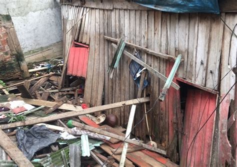 Casa desaba após dias de fortes chuvas em Manaus moradora pediu ajuda