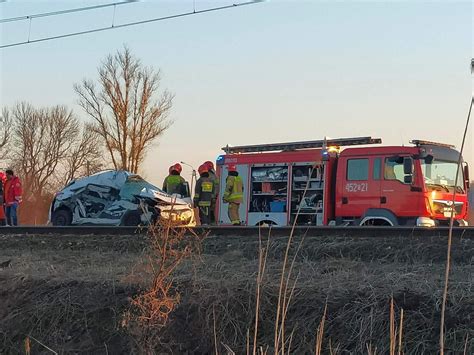 Tragiczny Wypadek Na Przeje Dzie Kolejowym Nie Yje Kierowca Samochodu