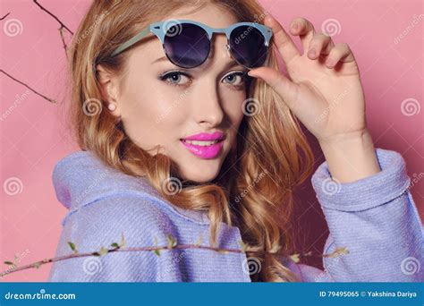 Foto Av Modellen I Bildlegitimation 79495065 Av Yakshina Dariya Happydari