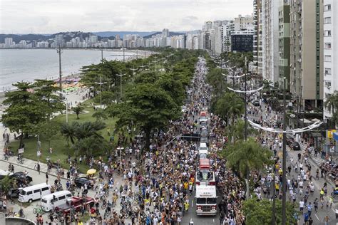 Pelé é sepultado em Santos após multidão dar adeus 03 01 2023