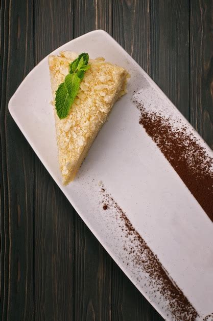 Pedazo de pastel de napoleón con menta en un plato Foto Premium