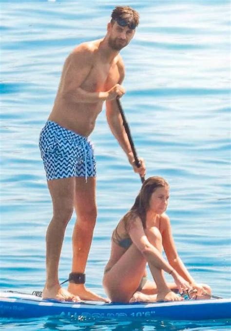 Clara Chía deslumbra en bikini de vacaciones con Piqué
