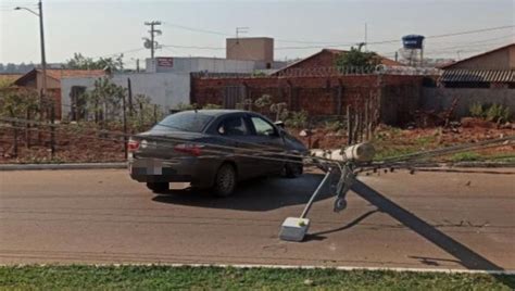 Motorista sem CNH perde controle da direção e derruba poste em Anápolis