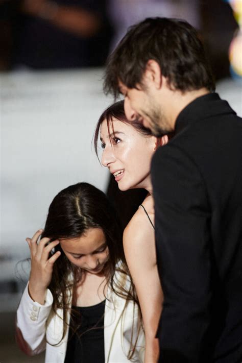 Charlotte Gainsbourg Sa Fille Alice Surprend Les Fesses En Avant Et