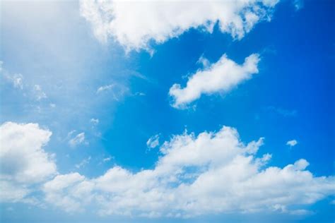 Cielo Azul Con Nubes Suaves Blancas Foto Premium