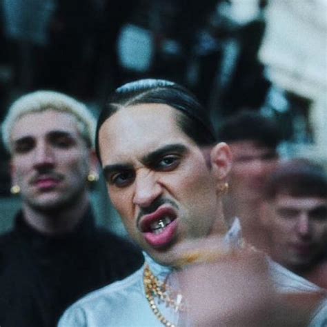 Sección visual de Mahmood Tuta gold Vídeo musical FilmAffinity