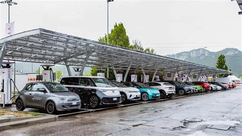 Le auto elettriche stanno crescendo molto più del previsto ogni