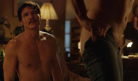Pedro Pascal desnudo enseña el culo en Narcos Fotos eróticas en