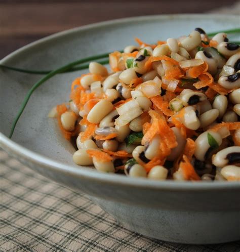Salada de feijão fradinho nutritiva e saborosa para seu almoço