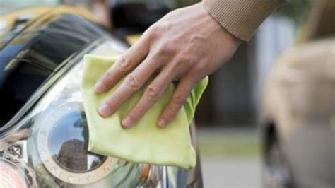 Cómo limpiar los faros del coche y que parezcan nuevos antes de pasar