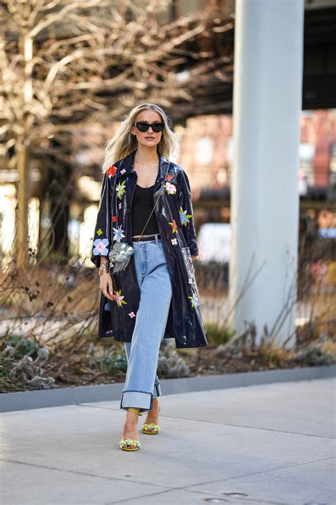 Cómo llevar slim jeans con el ruedo doblado y sandalias en primavera