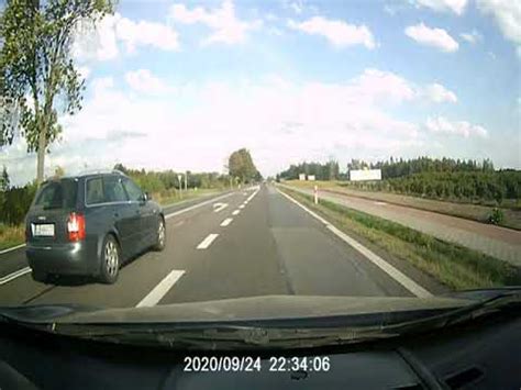 Ostre wyprzedzańsko na pasie do skrętu w lewo i powierzchni wyłączonej