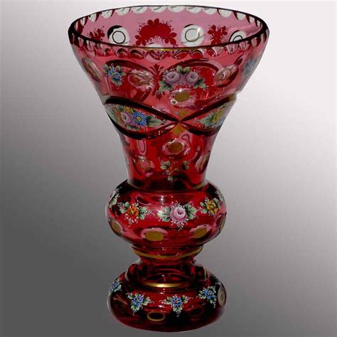Vase en cristal de Bohème décor fleuri émaillé peint sur un cristal