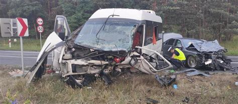 Tragiczny finał wypadku pod Toruniem Bus zmasakrowany kierowca nie