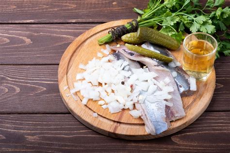 Śledzie w oleju z cebulą i ogórkiem przepis na FajneGotowanie pl