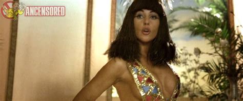 Monica Bellucci desnuda en Astérix y Obélix Misión Cleopatra