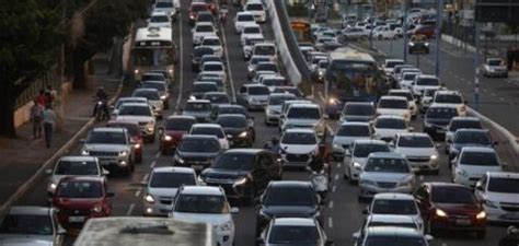 Motoristas de aplicativos como Uber e 99 fazem greve em todo o país