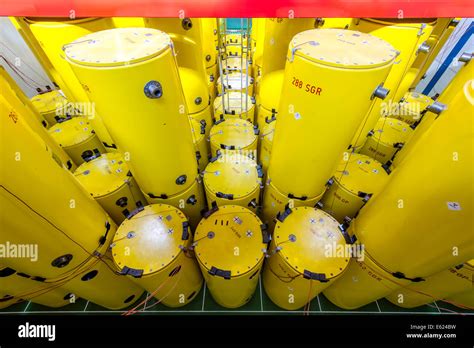 Los Residuos Radiactivos Se Almacena En Barriles Y Contenedores Castor