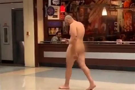 Peladão viraliza nas redes passeio tranquilo por aeroporto nos
