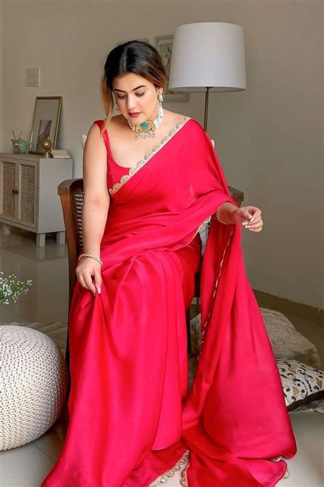 Solid Red Saree Look For Bridesmaids Saree Look Fashionable Saree