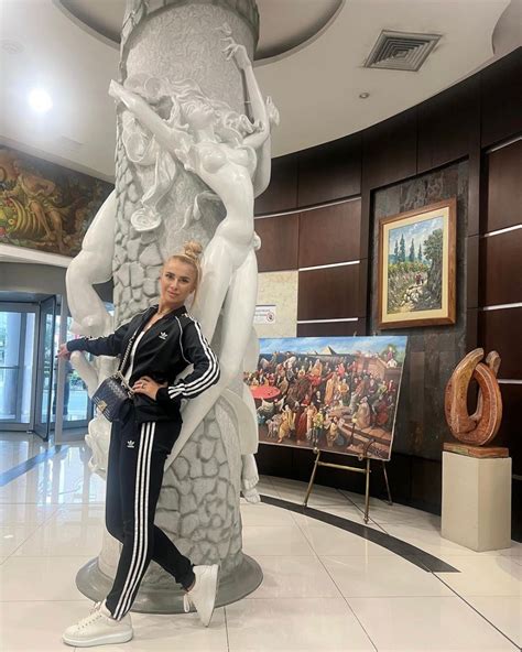 Anamaria Prodan învelită în aur de 24K Imagini inedite cu agentul