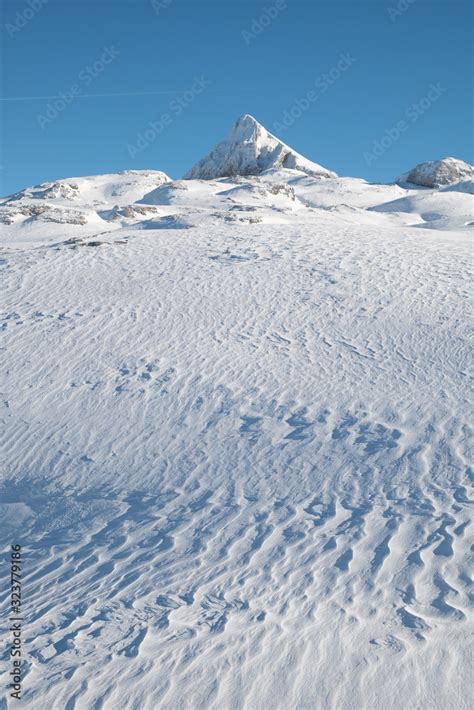 Paisaje nevado del Macizo kárstico de Larra y el pico Anie Auñamendi 2