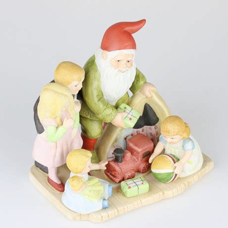 JENNY NYSTRÖM Tomte som delar ut julklappar till barn porslin