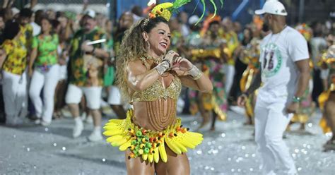Koka Fabíola de Andrade estreia como rainha de bateria da Mocidade