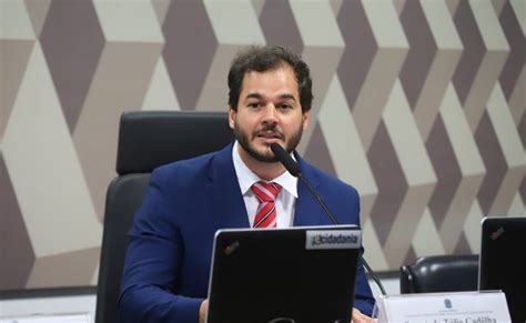 Namorado de Fátima Bernardes aciona PGR contra Mario Frias por repasses
