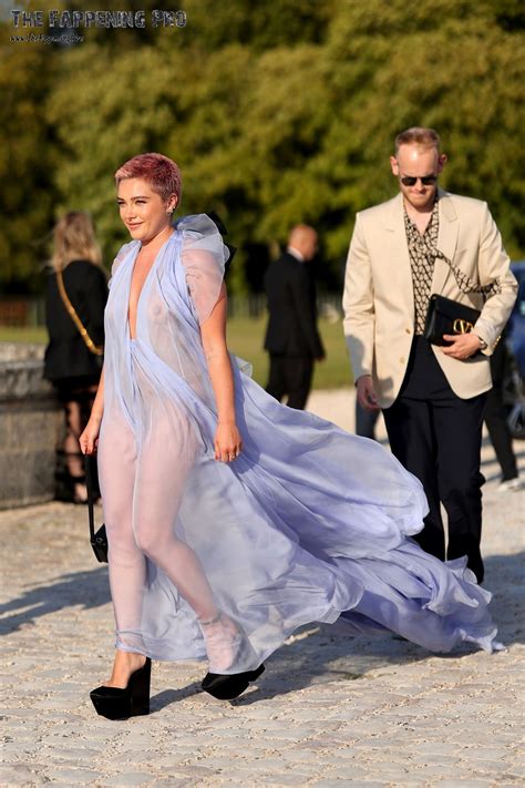 Florence Pugh Exposed Her Naked Tits At Valentino Show Photos