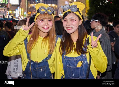 Junge Japanische Mädchen Gekleidet Wie Mimions Auf Dem Halloween Feiern In Shibuya Tokio