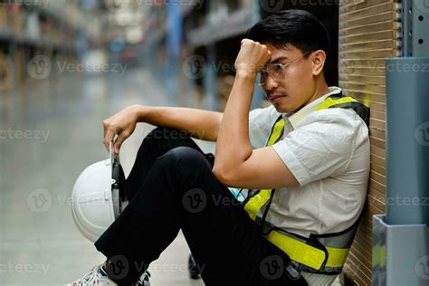 un asiático almacén trabajador quien es cansado desde trabajar