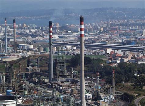 Un trabajador resulta herido en un accidente laboral en la refinería de