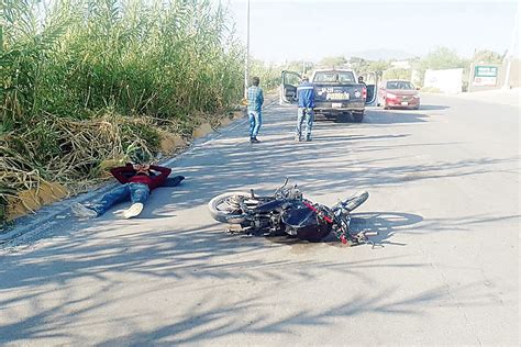 Choque entre moto y auto deja dos heridos Zócalo