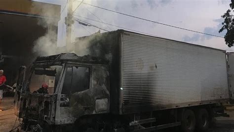 Caminh O Carregado Cloro E Detergente Pega Fogo Em Posto De